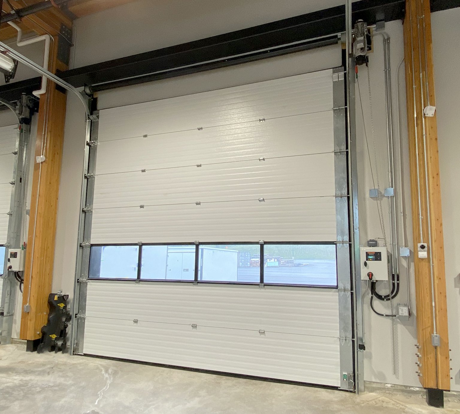 Springless vs. Traditional Commercial Garage Doors